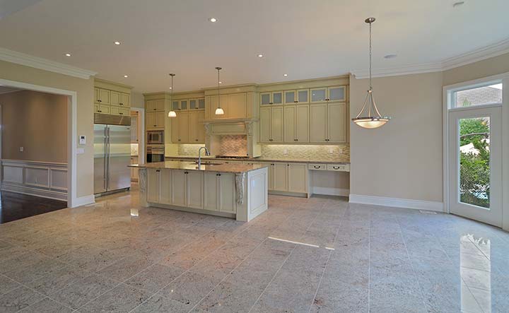 011-Large Eat-In Kitchen